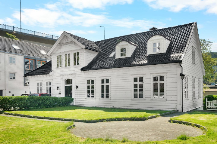 Historic Bergen Single Family Home | Free Parking! - Bergen