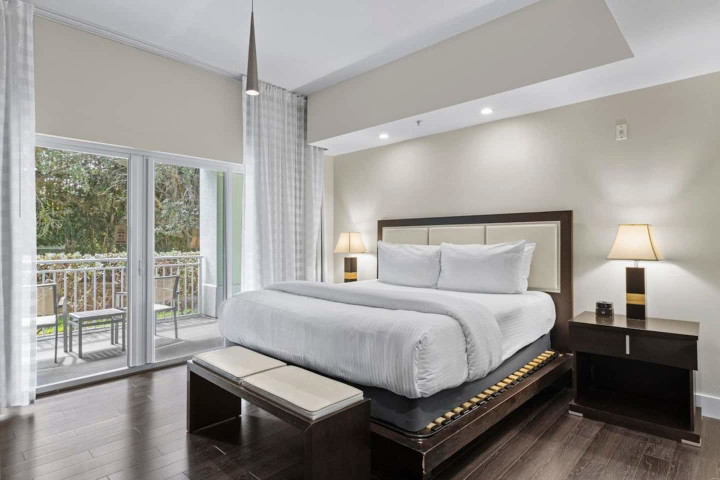Near Convention Center, King Studio With Kitchen - Doral, FL