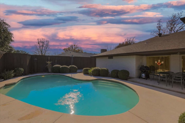 Spacious And Modern Home With Private Pool - Plano, TX