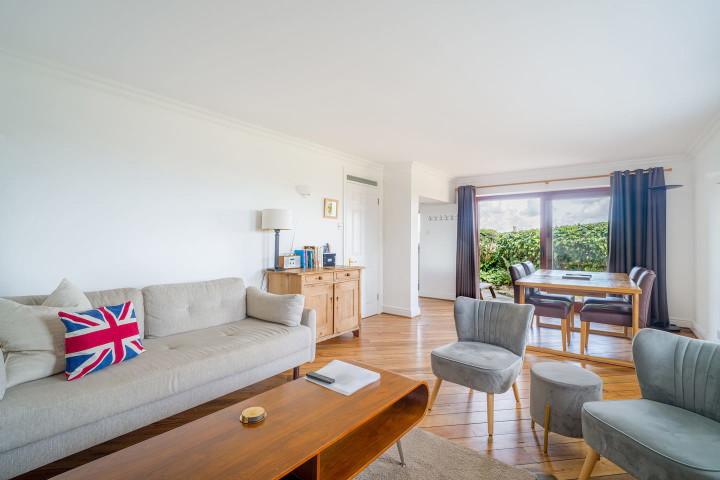 Spacious Modern Flat - Central With Parking - Falmouth