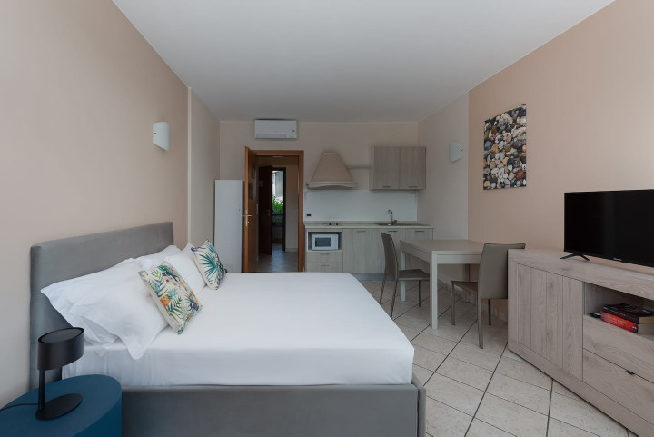 Ampio Monolocale Vista Giardino Vicino Al Centro - Desenzano del Garda