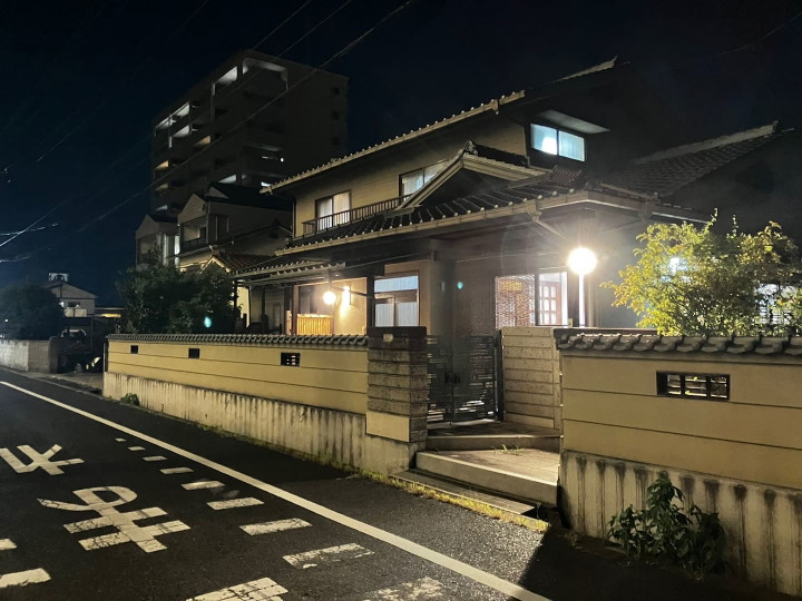 最大宿泊人数14人。jr総社駅まで徒歩９分、東総社駅も利用可能。3台駐車可能。倉敷・岡山観光に最適。 - Okayama