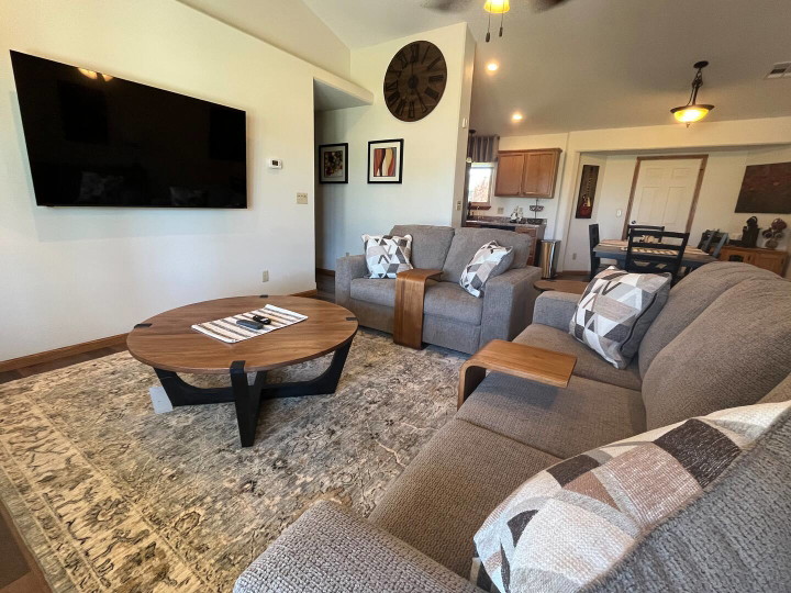 Immaculate 3 Bedroom/2 Bath House - Garden City, KS