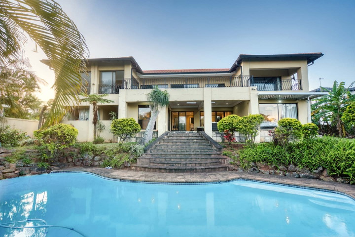 Stylish 2-bed Umhlanga Apartment | Pool & Patio - Umhlanga