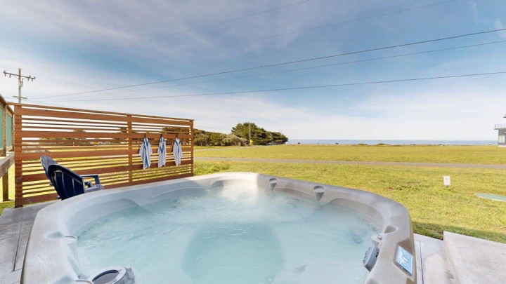 Dog Friendly Oceanfront Home With Hot Tub & Views - Fort Bragg
