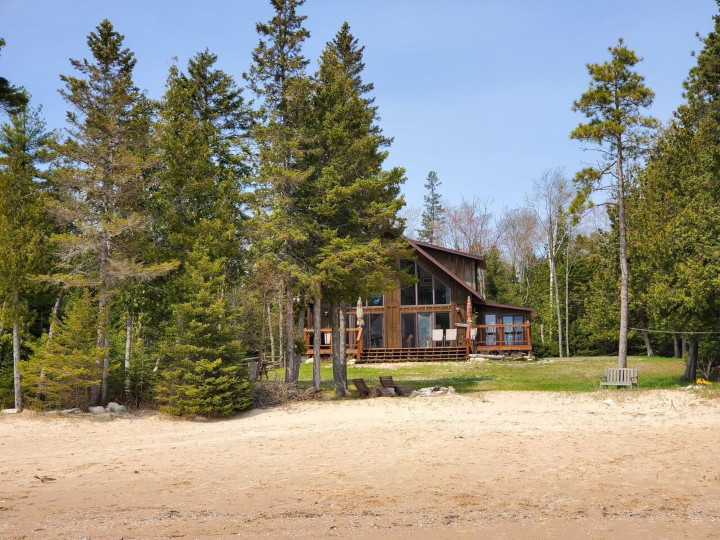 North Shore Retreat: Fall Colors | Sleeps 6 - Michigan