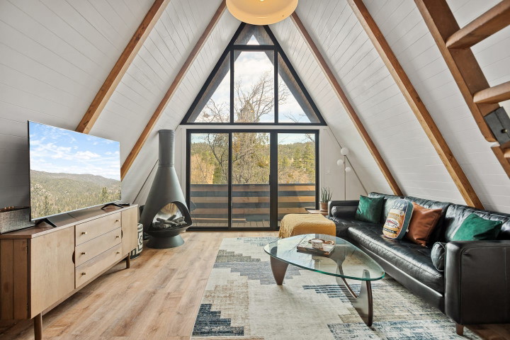 A-frame 10 Min To Snow Valley! Art Studio, Firepit - Running Springs, CA