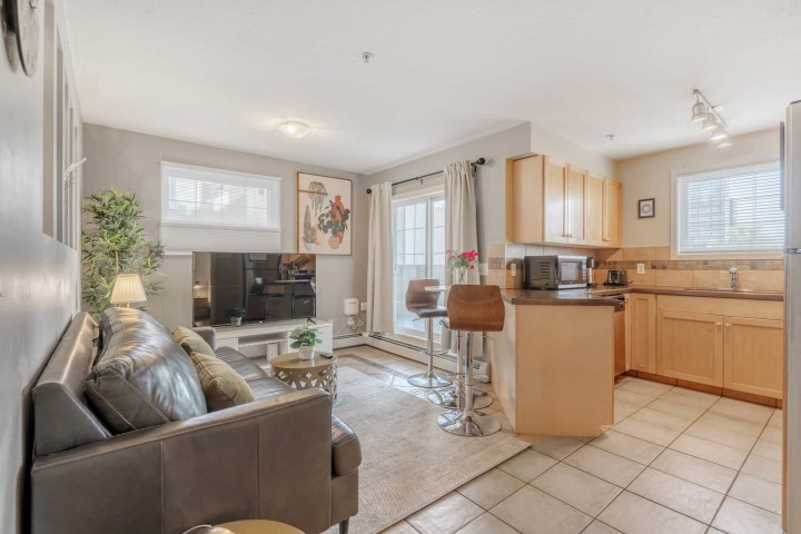 Cozy 2br King & Queen | Free Parking | Downtown - Calgary
