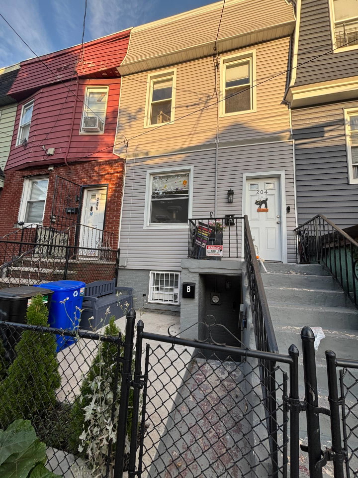 Artsy Bungalow - Jersey City, NJ