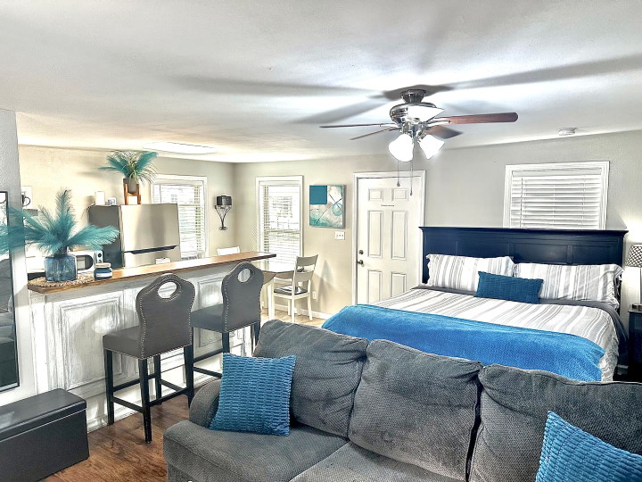 Furnished Blue Door Studio Home Central- Near Restaurants, Shopping And Lake - 