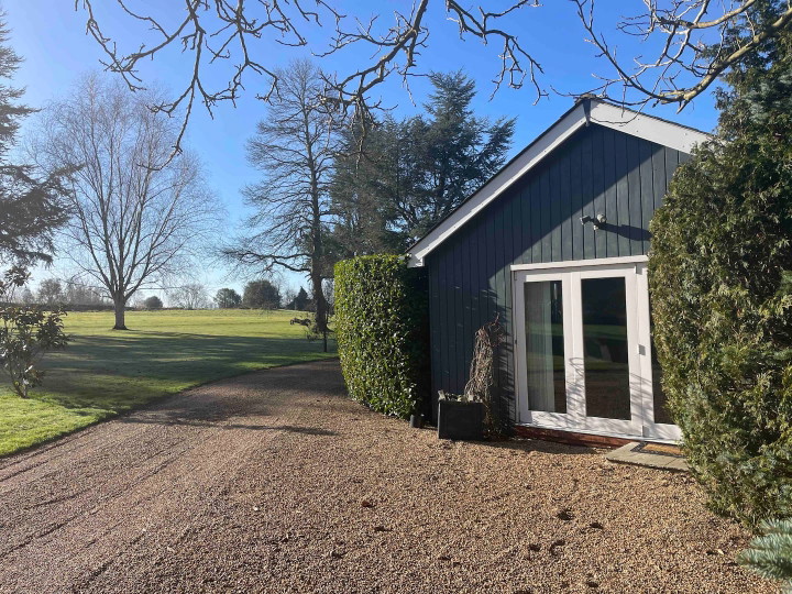 Detached Chic Lodge In Gated 7 Acre Garden - Shere