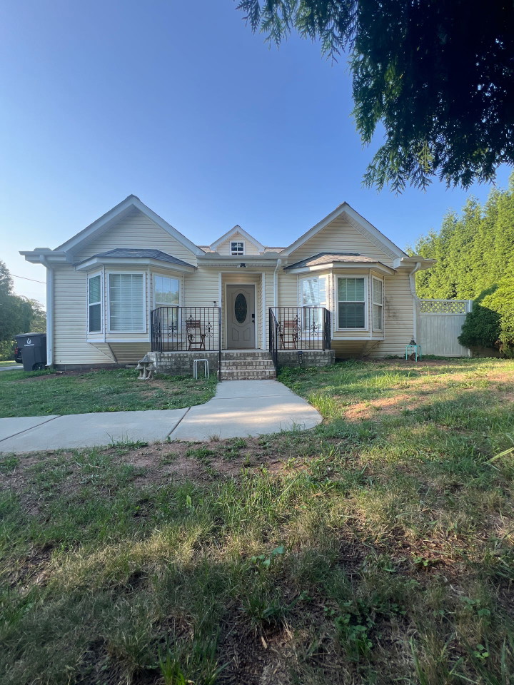 2br Home W/fully Fenced Yard & Parking - Winston-Salem, NC