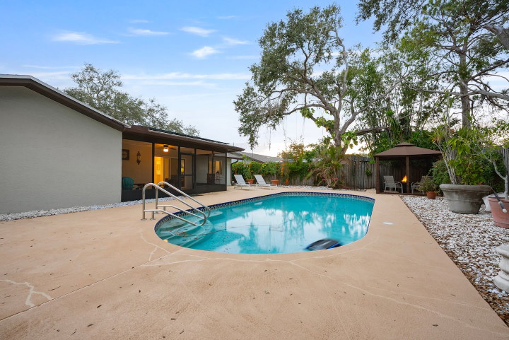 Clearwater Mediterranean Retreat Pool & Fire Pit - Dunedin, FL