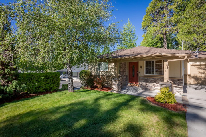 Chic And Cozy Centrally Located Getaway - Mount Shasta, CA