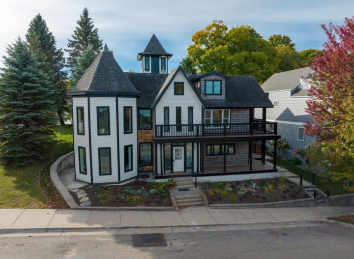 Breaking Waves Townhouse -Sleeps 5 - Petoskey, MI