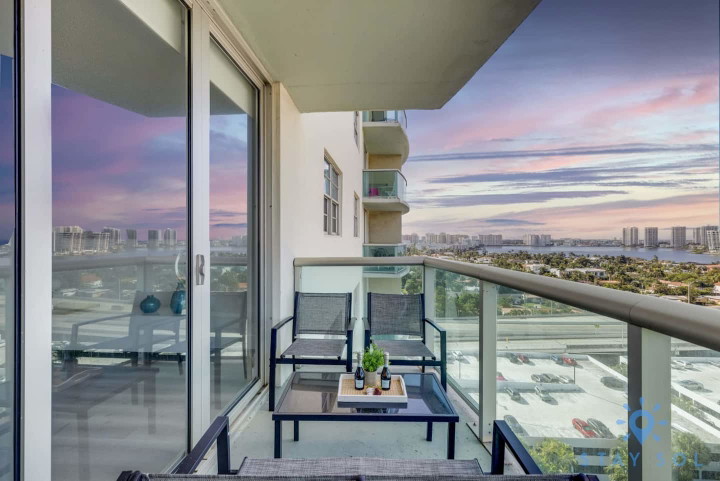 Beachside Bliss: 1br + Amenities, Free Parking - Sunny Isles Beach, FL