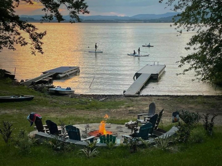 4 Br 3 Ba Cabin With Private Dock On Main Channel Of Cherokee Lake - Jefferson City, TN