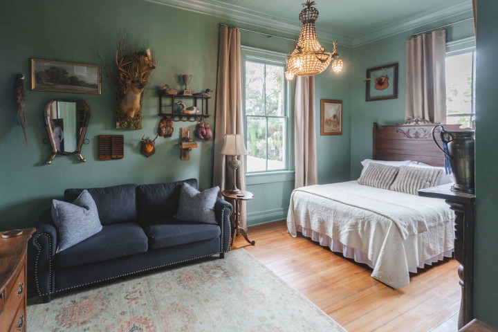 The Gilded Lady- Cozy Suite W/ Full Bed & Sofa Bed - Pensacola, FL