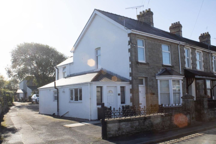 Homely Two Bedroom Flat With On Site Parking - Bridgend