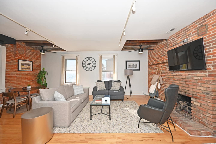Charming Carriage House - Covington, KY