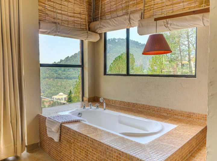 2br Family Suite With Lake-view Bathtub - Nainital
