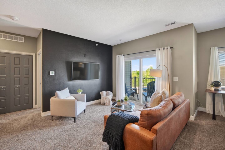 Luxe, First Floor Suite With Garage & Balcony - West Des Moines, IA