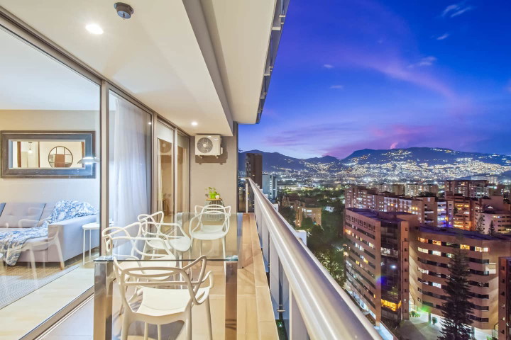 300mbps Wifi / 10min Lleras Park/ 24-7doorman /Gym - Envigado