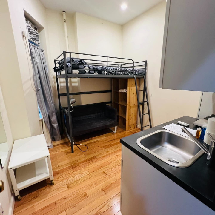 Tiny Shared Bath Private Studio Times Square #511 - New York