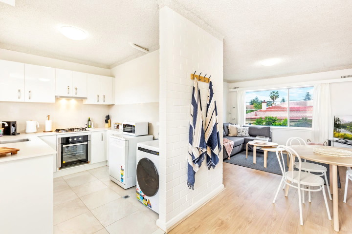 Lovely 1 Bedroom Apartment With Undercover Parking - Adelaide