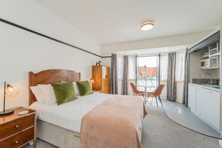 Calm Art Deco Studio With Juliet Balcony. Walk To Sea Front, Shops, Restaurants & Kings Theatre - Havant