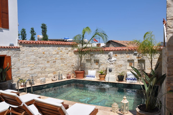 Kuşadası Merkez Limana Yakın ÇArşı İçI Otel Oda - Kuşadası