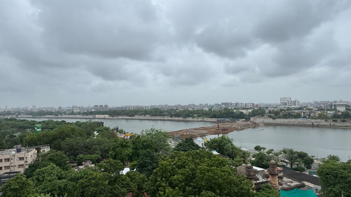 Spacious 3bhk Abode | 5 Min Walk To Riverfront - Gujarat