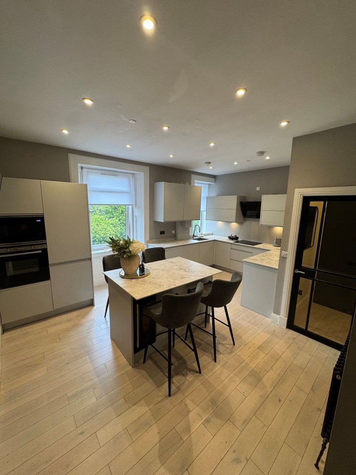 Two Bedroom Luxury Apartment In Bothwell - Motherwell