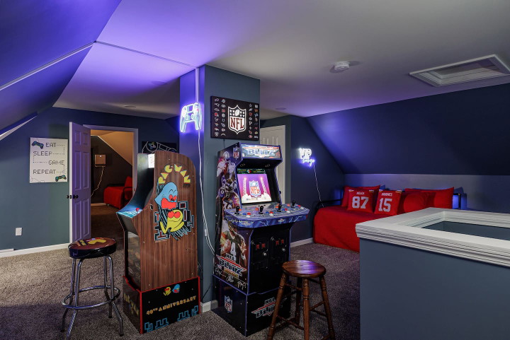 Large Home With Arcade Games And 2 King Beds! - Saint Joseph, MO