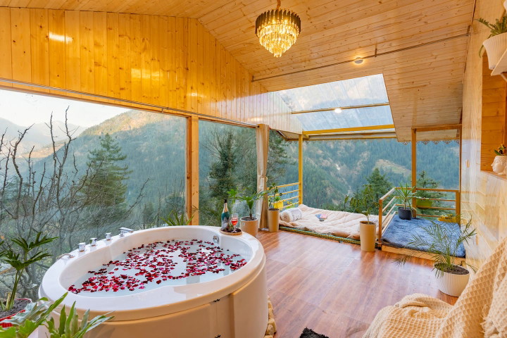Cloud Bed & Hot Tub Retreat In Jibhi Pine Forest - India