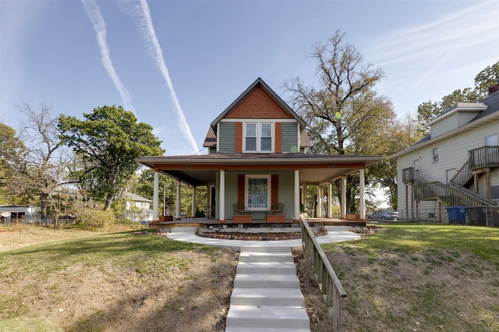 The Carol Anne-charming 2bd/2ba Victorian Near Dt! - Des Moines, IA