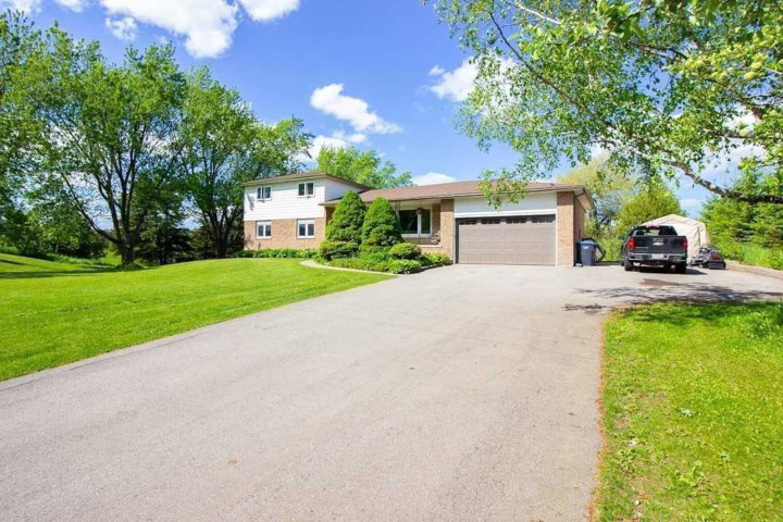 Stunning 5 Bedroom Villa In 1 Acre Lot With A Pond - Caledon, ON, Canada
