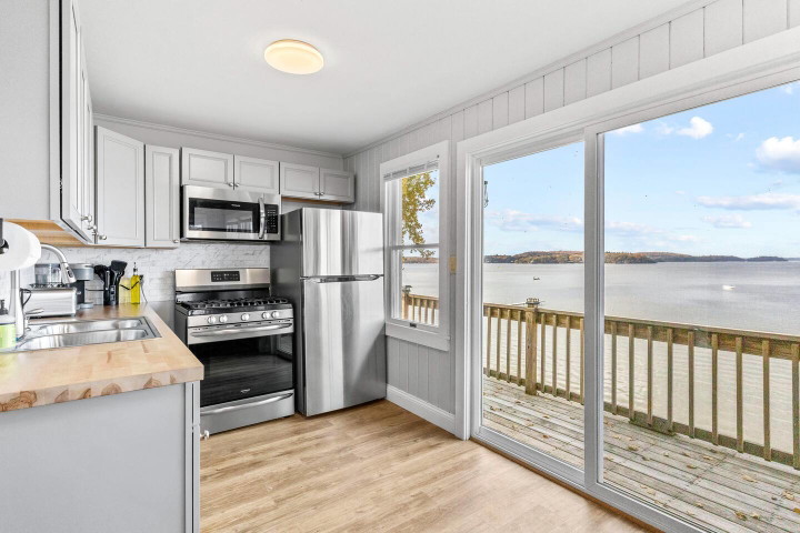 Beautiful Beachfront House, Close To Burlington! - Burlington, VT