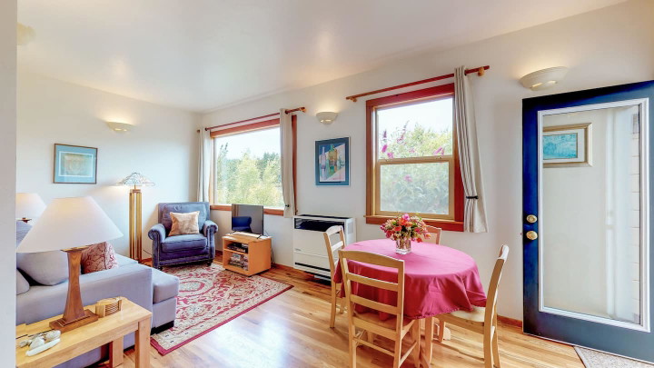 Tasteful Arcata Cottage - Arcata, CA