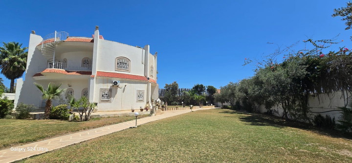 Villa Pieds Dans Leau  Accès Direct à La Plage - Sousse