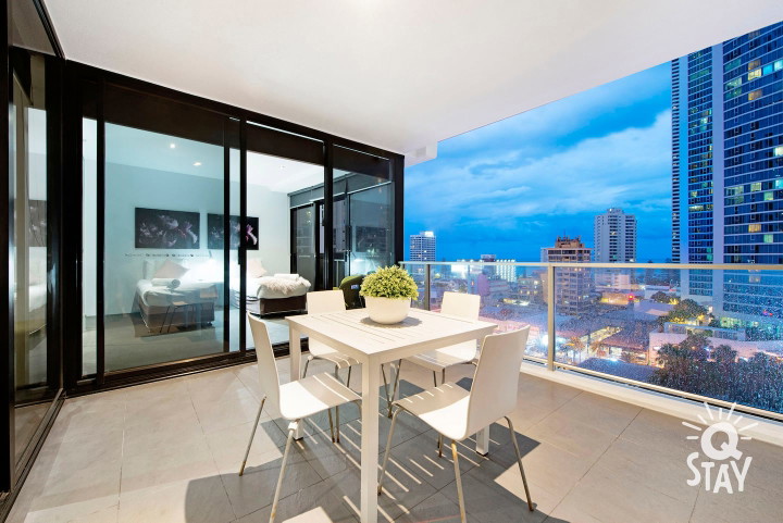Circle On Cavill 2 Bedroom Spa Ocean Views - Surfers Paradise