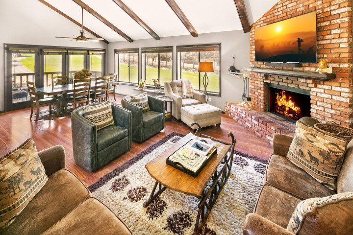 High End Town Home! Views Of Bear Mtn! - California
