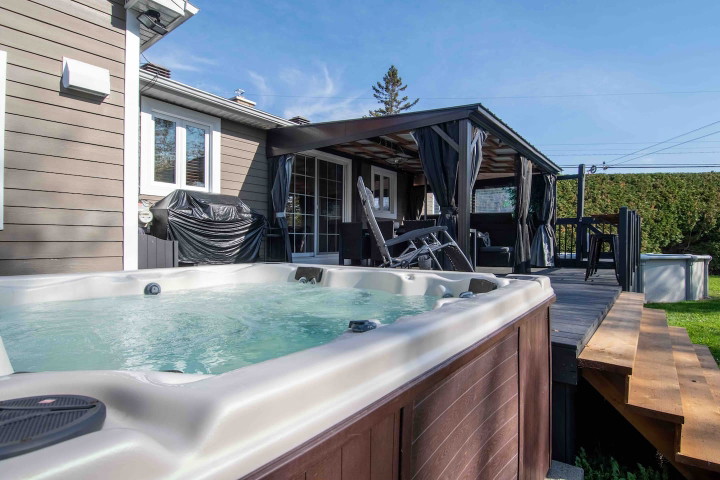 Beautiful House, Private Land, Spa And Pool Table! - Quebec City