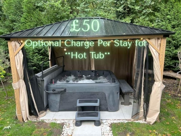 Airport Hideaway | Optional Hottub Add-on - Manchester