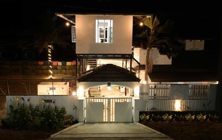 Direct Beachfront Villa - 2br At Cherai Beach - Koczin