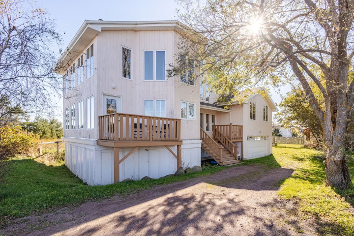 Beachside Living  Spacious Home  Walk To Shore - Shediac