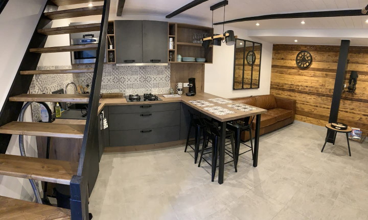 Duplex *** Right In The Center Of Bonifacio Citadel - Bonifacio