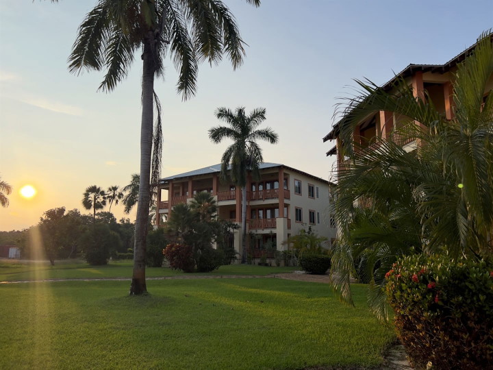 4br Full-floor Luxury Seaview Penthouse: Sleeps 11 - Belize