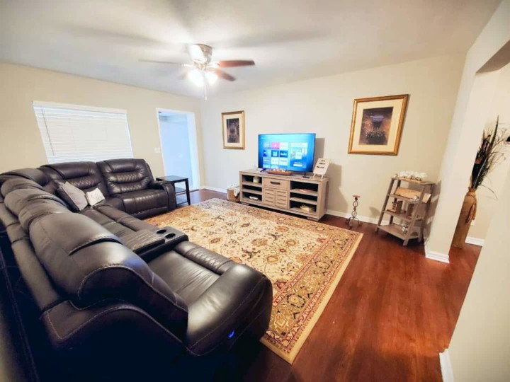 Spacious 4 Bedroom Home With Outdoor Space - Jacksonville