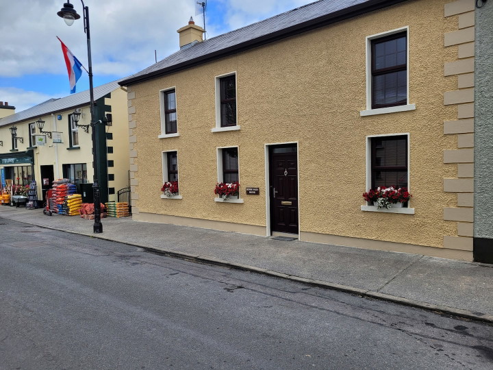 5 Bedroomed Town House In Village Centre - Sligo